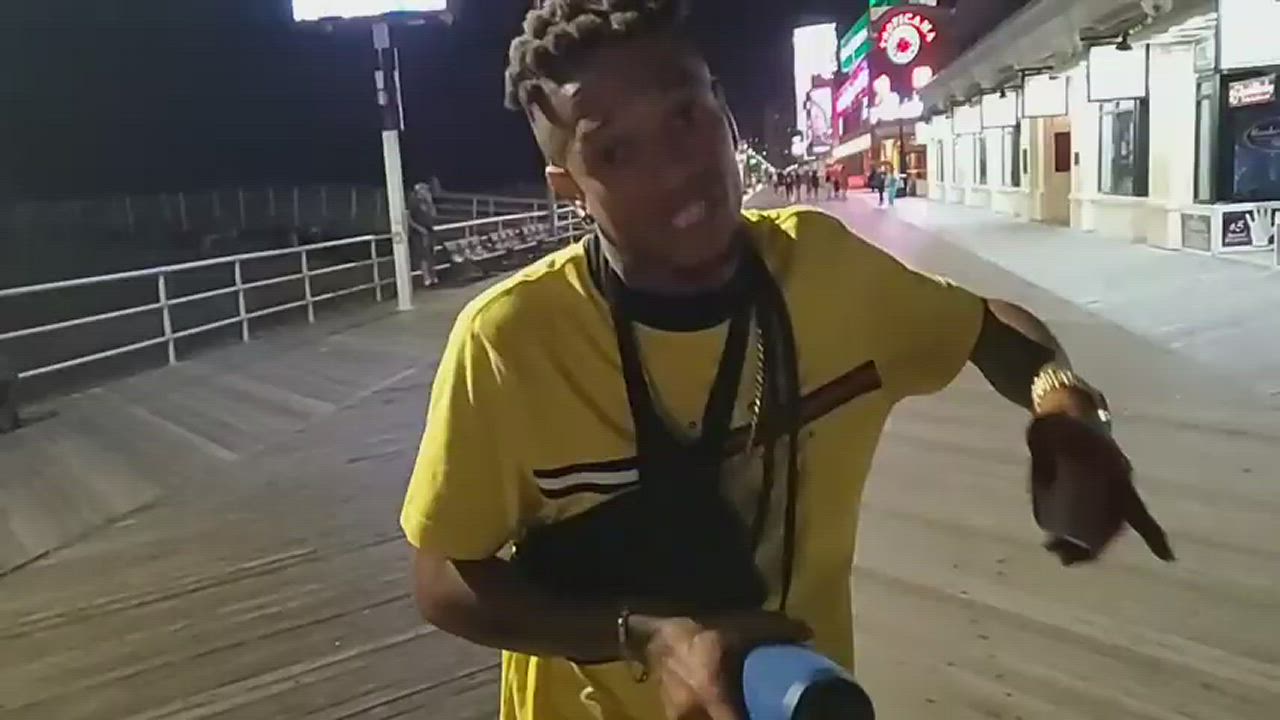 Blade recorded a Brazilian dude rapping with a speaker box - NeatClip